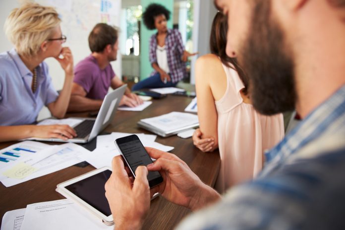 Habits That Make You Look Unprofessional at Work